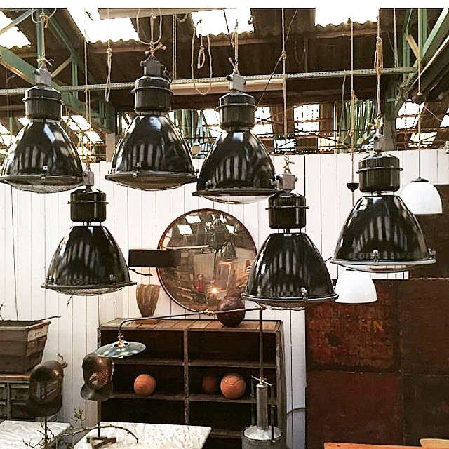 Gammaldags grislampor. Fina tillsammans med antika trämöbler, svulstig ...